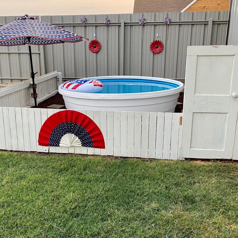 16 Clever and Functional Stock Tank Pool Ideas for Summer