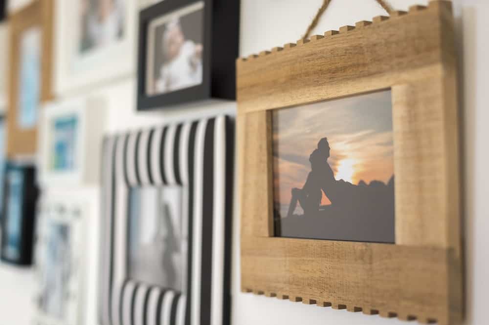 How To Arrange Pictures On A Wall Trendey