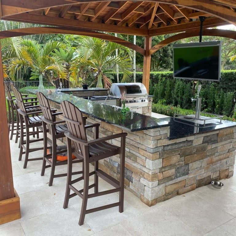 10 Outdoor Bar Ideas for Your Backyard
