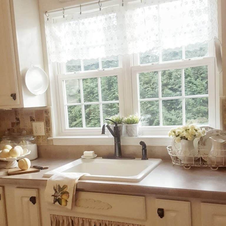 15 Kitchen Valance Ideas to Dress Windows - Trendey